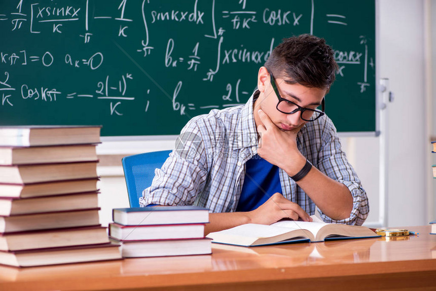 在校学习数学的年高清图片下载-正版图片505812528-摄图网