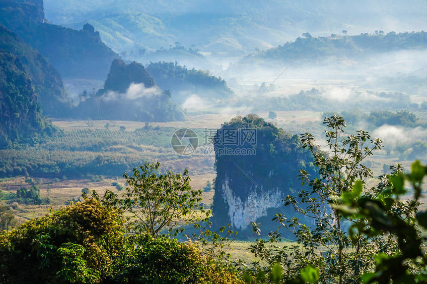 位于泰国Payao省Phayao省的田地和森林附近小型山上高清图片下载-正版图片505816503-摄图网