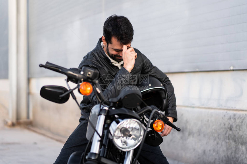 骑摩托车的年轻人高清图片下载-正版图片505819563-摄图网