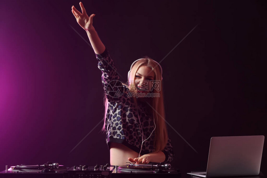 女DJ在俱高清图片下载-正版图片505831875-摄图网