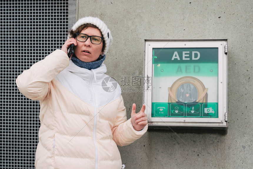 医学心肺复苏紧急呼叫白种人妇女使用电话呼叫911帮助设备盒aed自动除颤器疾病临床心脏骤停高清图片下载-正版图片505847798-摄图网