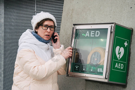 医学心肺复苏紧急呼叫白种人妇女使用电话呼叫911帮助设备盒aed自动除颤器疾病临床心脏骤停高清图片下载-正版图片505847891-摄图网