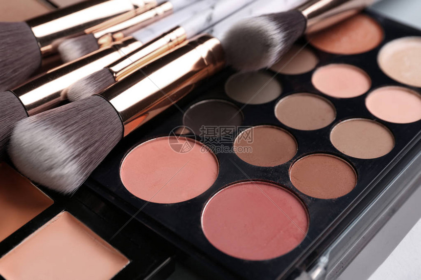 眼影和化妆刷特写高清图片下载-正版图片505856306-摄图网