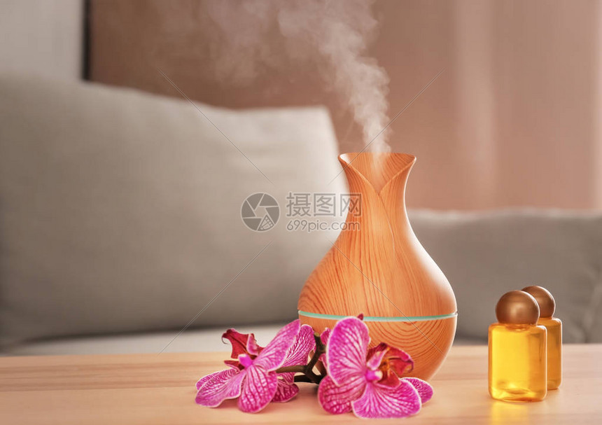 室内桌上有瓶子的Arom高清图片下载-正版图片505856355-摄图网