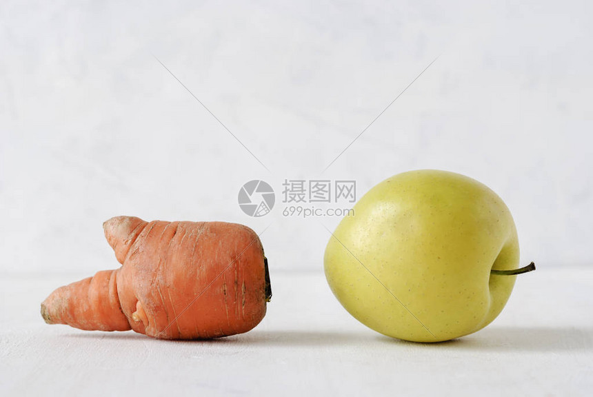 Misshapen丑陋的新鲜金苹果和胡萝卜上面有白色的附着物低角高清图片下载-正版图片505857365-摄图网