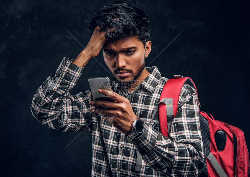 背着包的印度学生忘记了一些非常重要的事情高清图片下载 正版图片505857803 摄图网