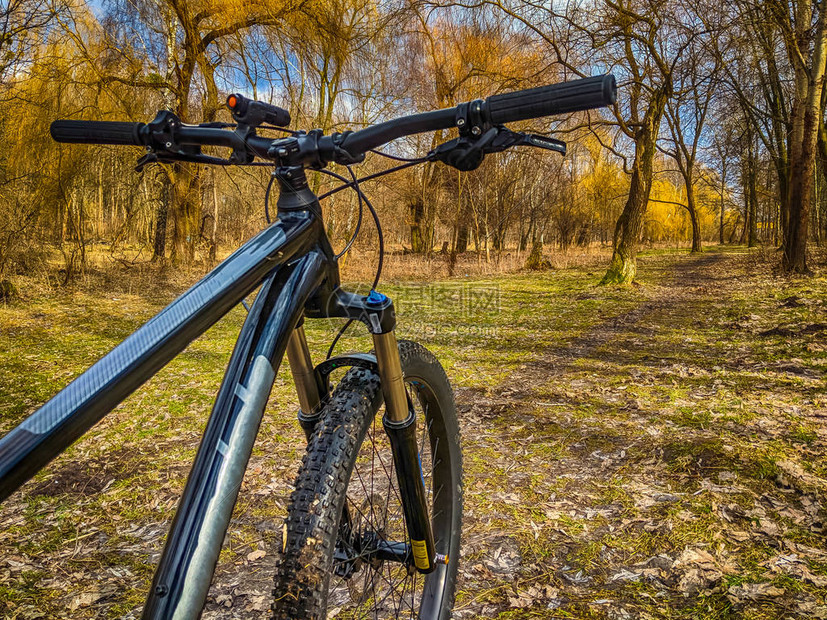 春季时骑着MTB自高清图片下载-正版图片505865165-摄图网
