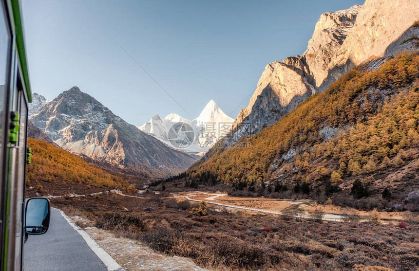 Yading自然保护区山峰秋季山谷的Yangmai高清图片下载-正版图片505873740-摄图网