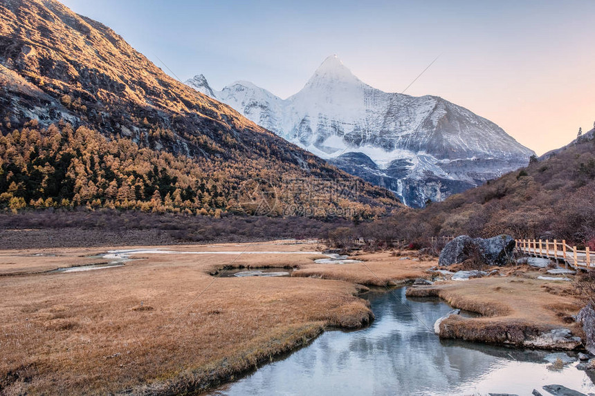Yading自然保护区秋谷河流上的圣山Yangmai高清图片下载-正版图片505873759-摄图网