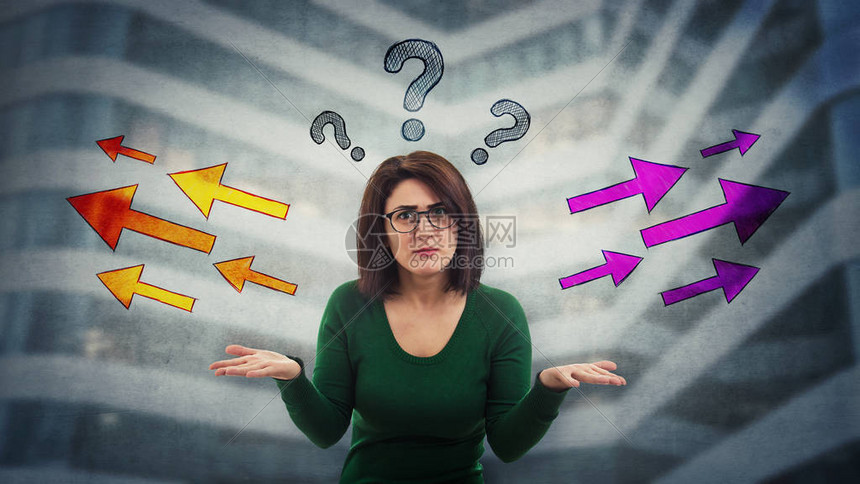 困惑的脸困惑和沮丧的困惑女人必须选择箭头方向左侧或右侧头顶问号艰难的决策理念高清图片下载-正版图片505878244-摄图网