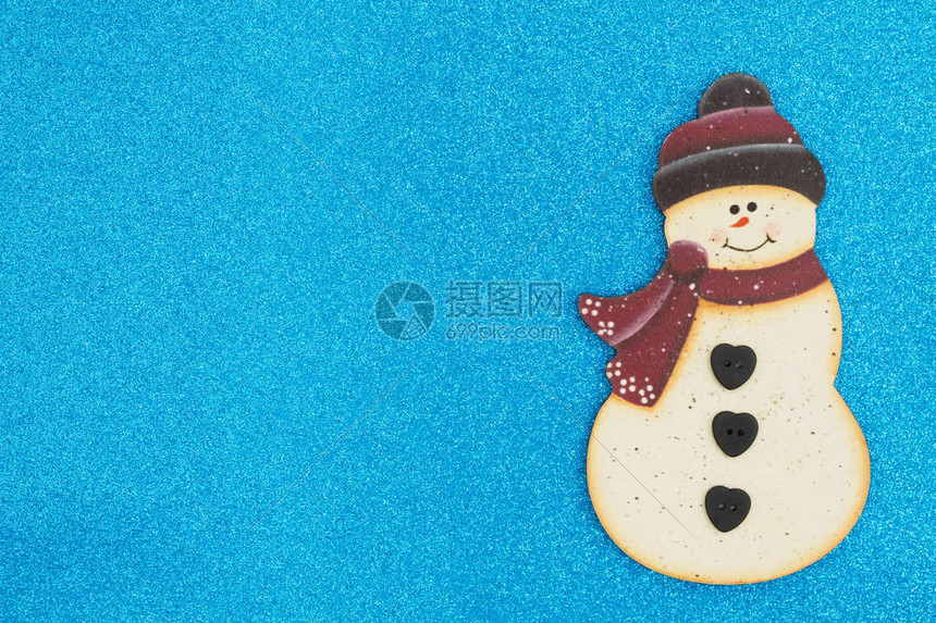 使用蓝色闪光背景的雪人复制您冬高清图片下载-正版图片505881803-摄图网