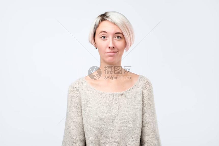 怀疑不信任不信任的概念半信疑的女人带着难以置信的表情看着工作室年轻的情感女人类情感高清图片下载-正版图片505891642-摄图网