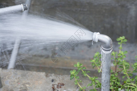 Rusty爆裂的水管喷水自然高清图片下载-正版图片506346925-摄图网