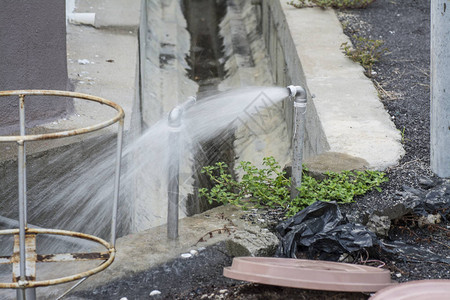 Rusty爆裂的水管喷水自然高清图片下载-正版图片506346925-摄图网