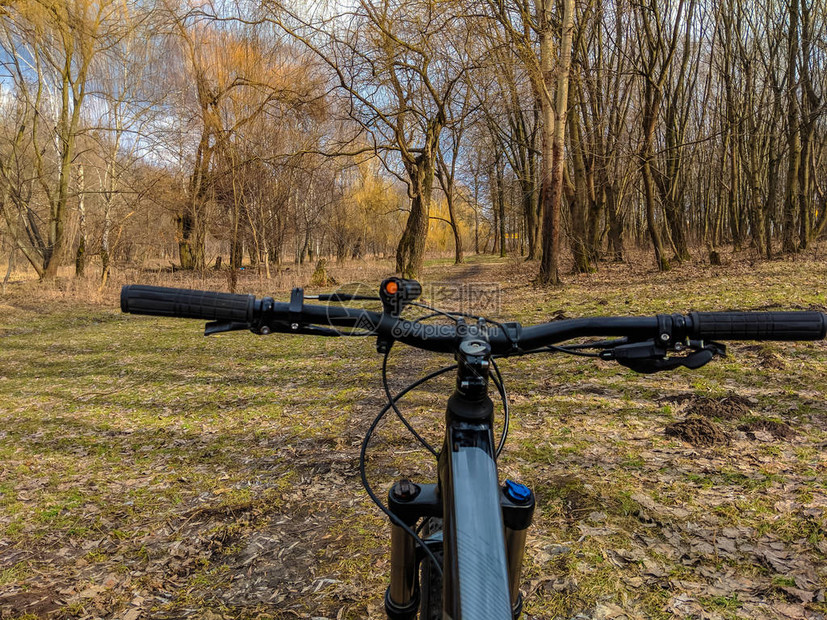春季时骑着MTB自高清图片下载-正版图片505901921-摄图网