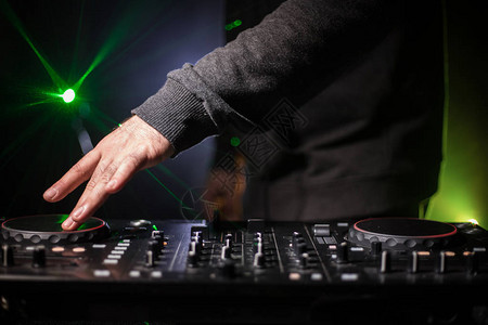 DJ之手调整dj甲板上的各种轨道控制频闪灯和雾高清图片下载-正版图片506022086-摄图网