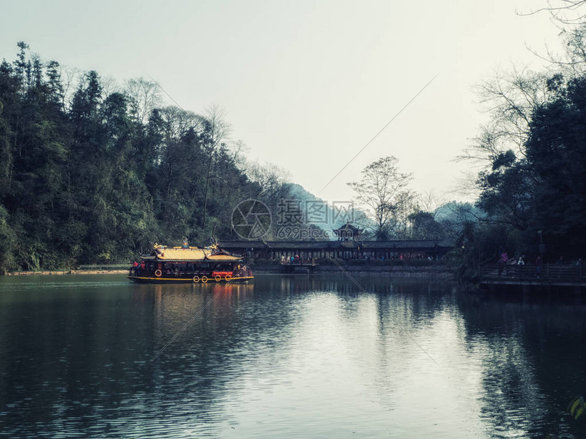 Dujiangyan清正山Yuecheng湖的木船高清图片下载-正版图片505929033-摄图网