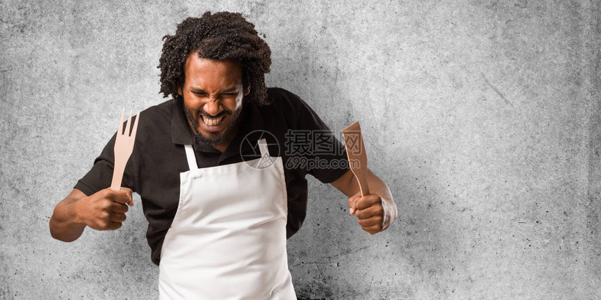 英俊的非洲美面包师非常愤怒和不安高清图片下载-正版图片505931160-摄图网