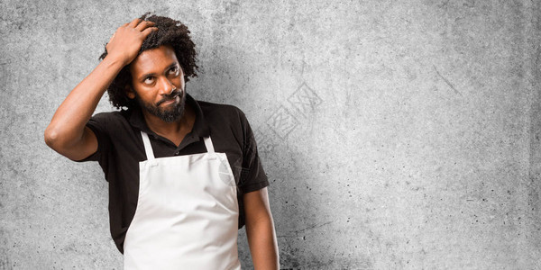 英俊的非洲美面包师非常愤怒和不安高清图片下载-正版图片505931160-摄图网