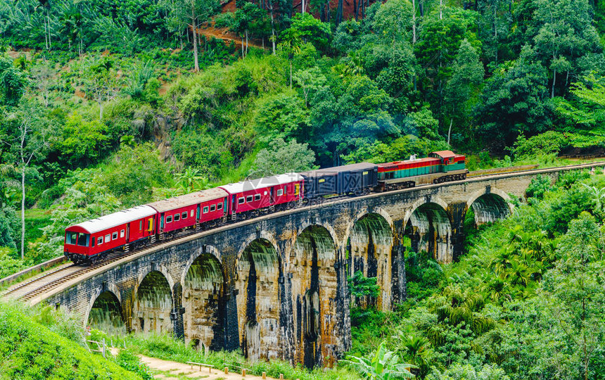 火车飞越斯里兰卡埃拉的九大拱桥经过斯里高清图片下载-正版图片505932148-摄图网