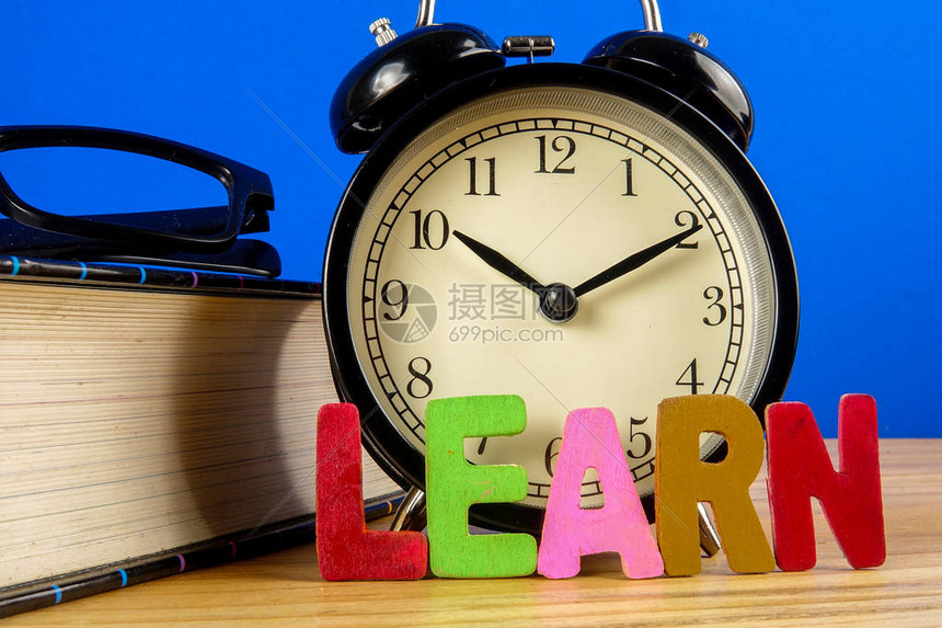包括书籍闹钟玻璃和LEARN高清图片下载-正版图片505939154-摄图网