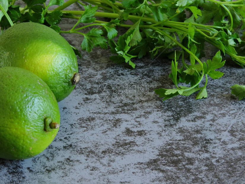 灰色背景的Limes和arsley高清图片下载-正版图片505947393-摄图网