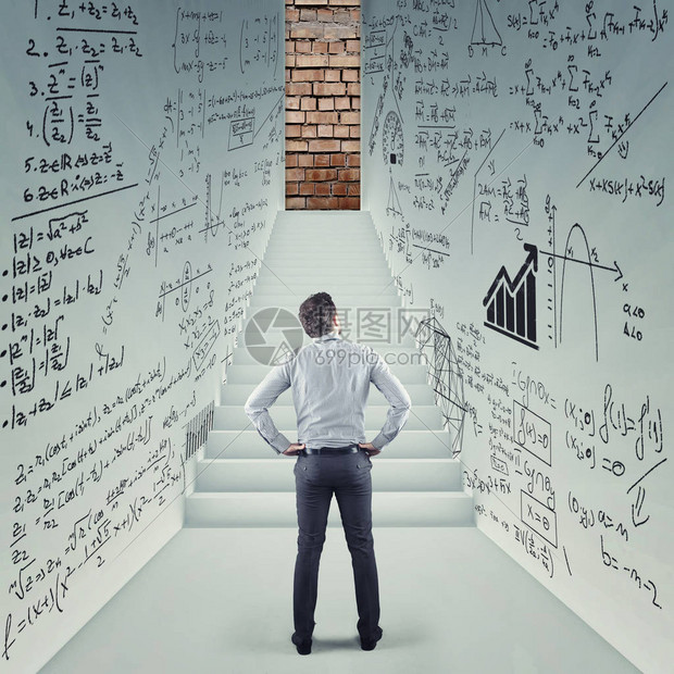 商人们在大厅里试图解决墙上的数学问题高清图片下载-正版图片505953212-摄图网