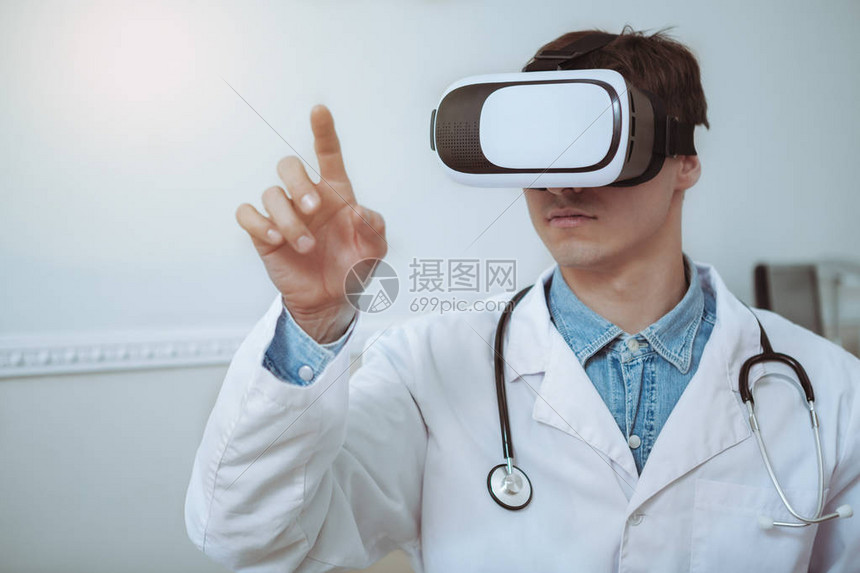 关闭一位戴着3dvr眼镜的男医生经验丰富的男医生在工作中使用现代技术高清图片下载-正版图片505969541-摄图网