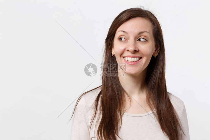 微笑快乐漂亮的年轻女子穿着轻便的衣服站着高清图片下载-正版图片505975708-摄图网