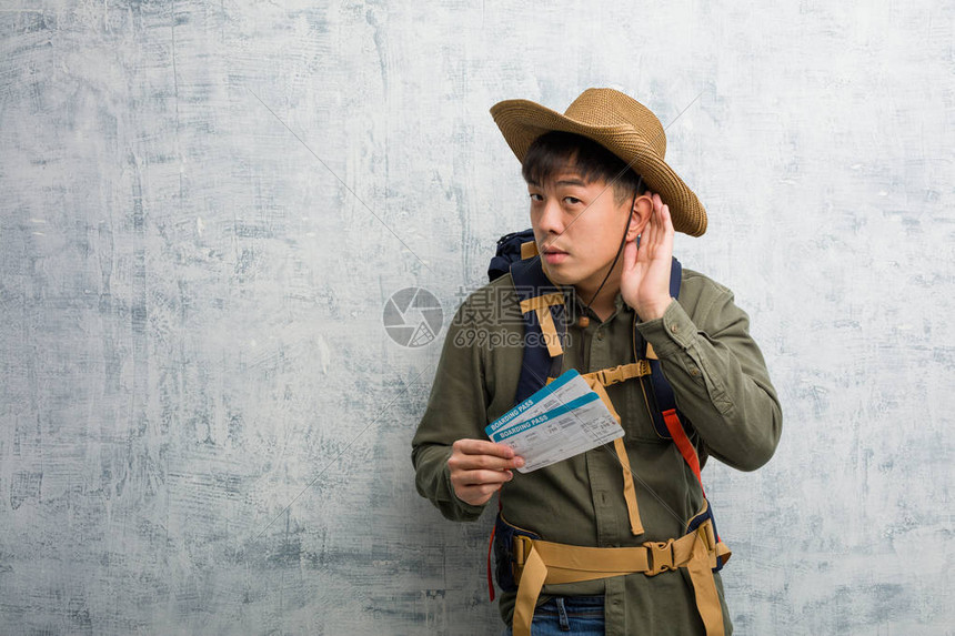 年轻探险家男子持有机票高清图片下载-正版图片505979696-摄图网