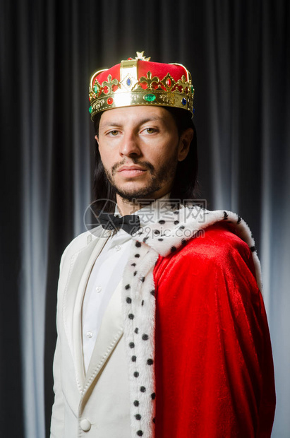 在加冕概念中戴皇冠的滑稽国王高清图片下载-正版图片505985794-摄图网