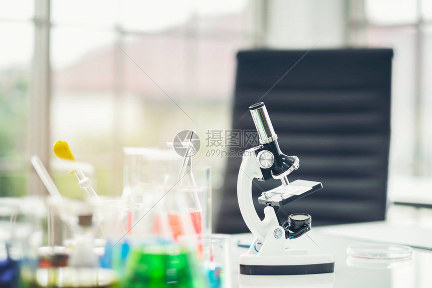 实验室显微镜中含有多色物质的实验室化学管子研制和药房开高清图片下载-正版图片505986076-摄图网