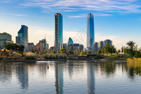 智利圣地亚哥ParqueBicentenario的维塔库拉和普罗维登西亚两高清图片下载-正版图片506180218-摄图网