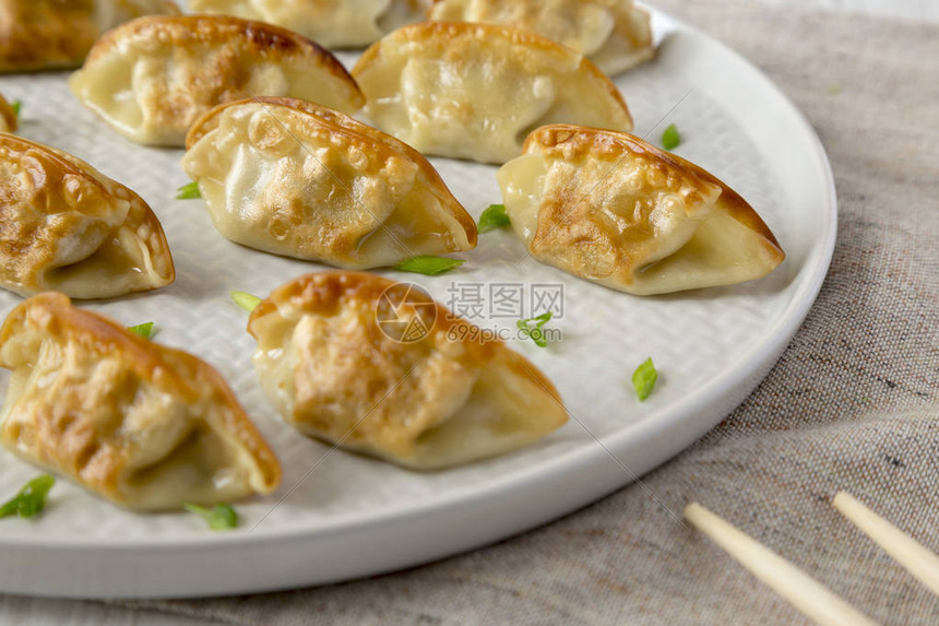 盘子上是自制的Gyoza侧高清图片下载-正版图片506030789-摄图网