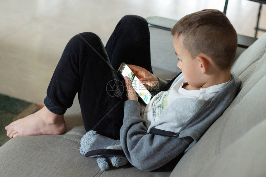 小孩玩手机小男孩看智高清图片下载-正版图片506033719-摄图网