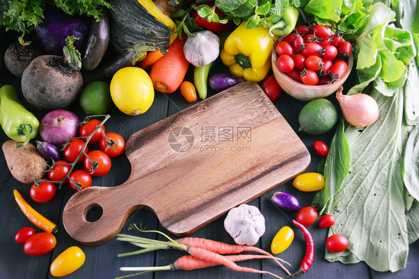 木制的新鲜蔬菜食物背景高清图片下载-正版图片506058363-摄图网