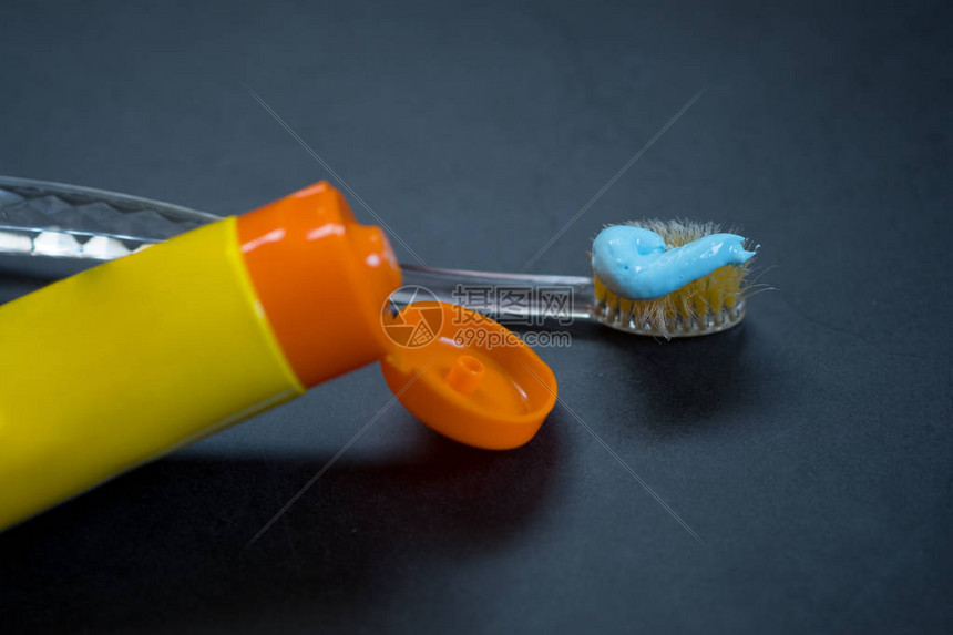 在黑色背景上带牙刷的牙膏管高清图片下载-正版图片506075138-摄图网
