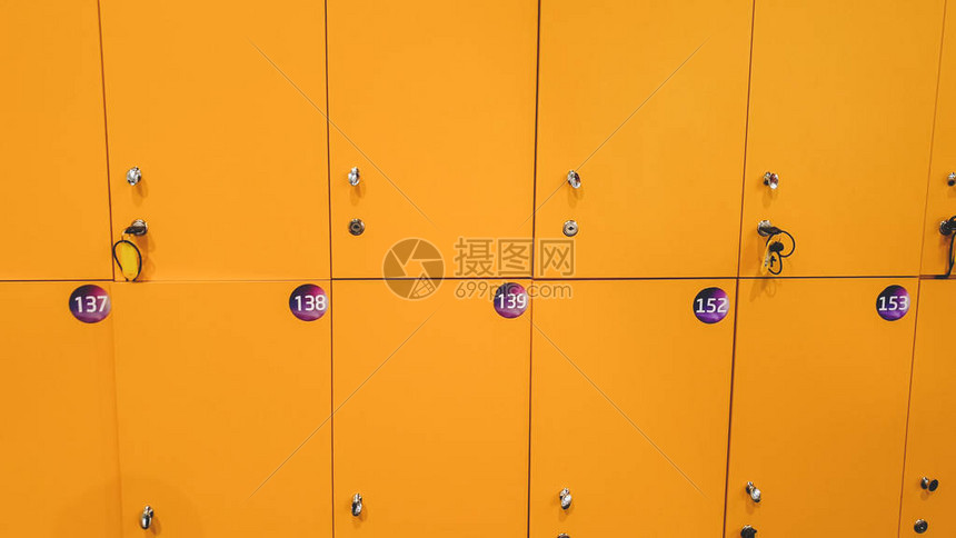 更衣室或商场黄色储物柜的特写照片高清图片下载-正版图片506078938-摄图网
