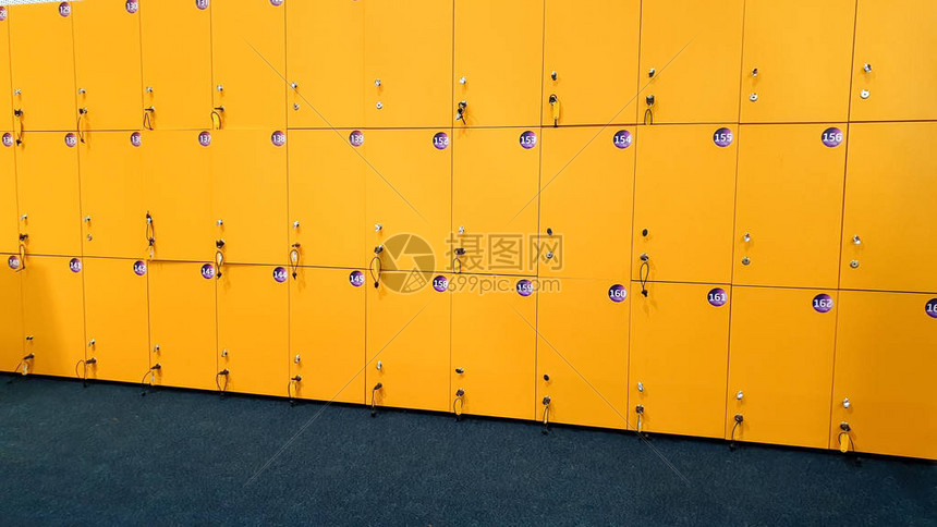 健身房更衣室黄色储物柜的特写照片高清图片下载-正版图片506078940-摄图网