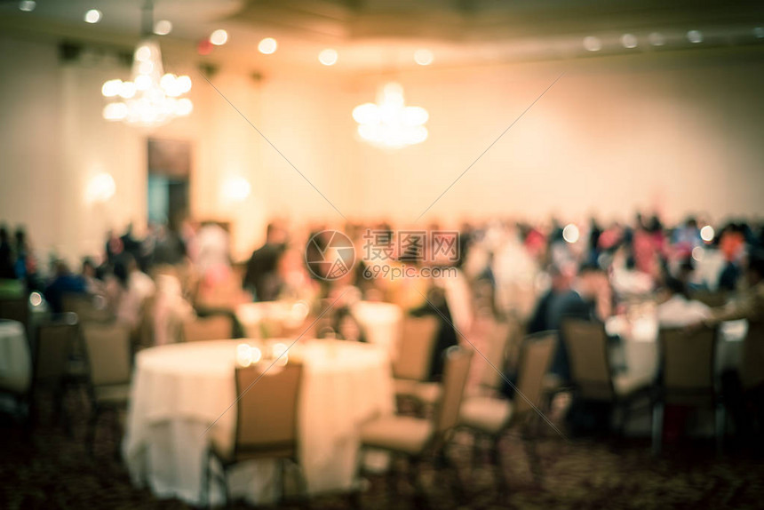 美国德克萨斯州休斯顿酒店宴会厅越南新年庆祝晚宴上模糊的多民族人分散注意力的与会者在大型宴会餐厅设置晚高清图片下载-正版图片506083565-摄图网