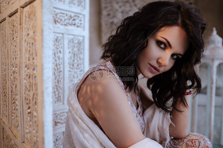 摩洛哥风格的时尚后宫迷人的模特在她马拉喀什的riad度假期间穿着红色连衣裙摆姿势女孩和屏幕高清图片下载-正版图片506093075-摄图网