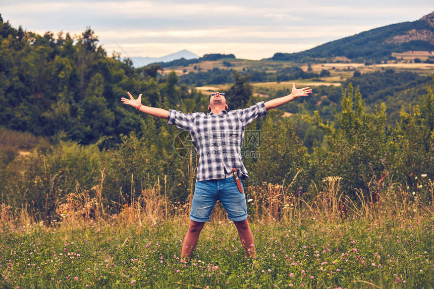 张开双臂高清图片下载-正版图片506102435-摄图网