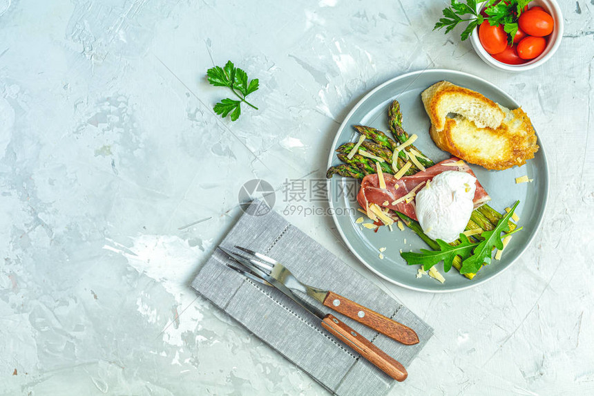 绿白鹦鹉和煮熟的用哈蒙jamon浸蛋和在混凝土底盘上的浅灰板上切碎帕米基亚诺par高清图片下载-正版图片506102830-摄图网