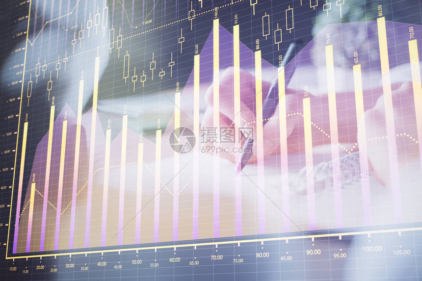 使用手握笔记背景时显示的财务前方图表研究概念高清图片下载 正版图片506104798 摄图网