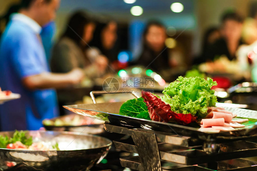 人手拿自助餐食物在酒店晚宴高清图片下载-正版图片506105666-摄图网