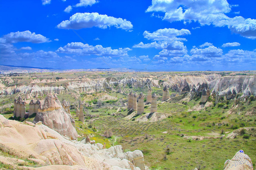 这张照片是在土耳其的卡帕多西亚山区拍摄的图片显示了美丽的天空下多山高高清图片下载-正版图片506113760-摄图网