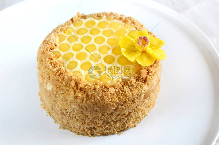 俄罗斯分层蜂蜜蛋糕medovic甜点放在白色木托盘上高清图片下载-正版图片506132455-摄图网