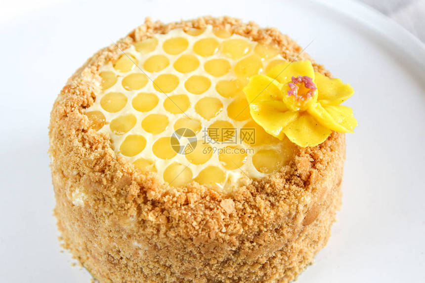 俄罗斯分层蜂蜜蛋糕medovic甜点放在白色木托盘上高清图片下载-正版图片506132456-摄图网