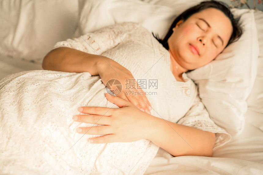孕妇在照顾孩子的同时在家感到快乐年轻的准妈抱着婴儿在怀孕的肚子里产前护理和高清图片下载 正版图片506132925 摄图网