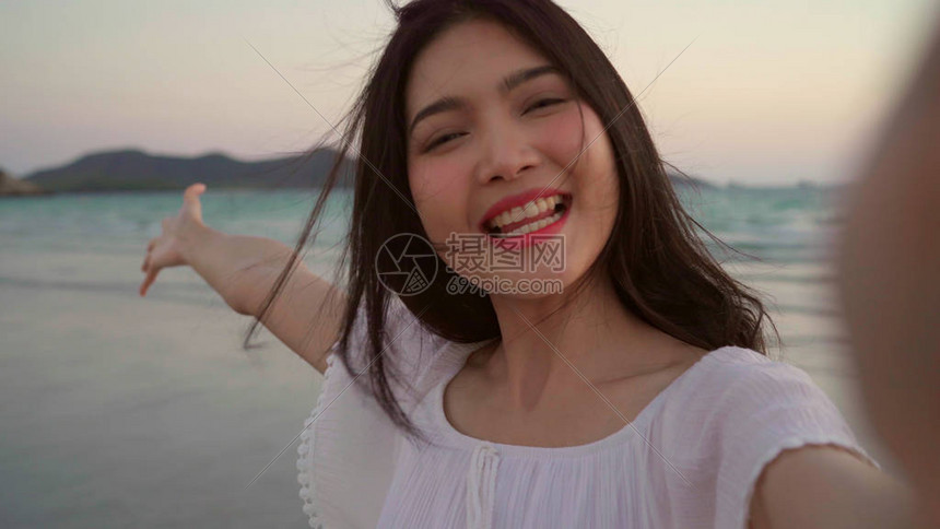 博主亚洲女在海滩上录制vlog视频高清图片下载-正版图片506139312-摄图网